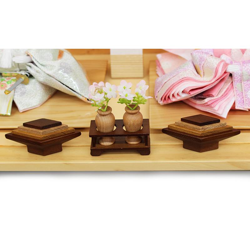 白木造りの格調高いコンパクトでおしゃれな雛人形＞ 小三五親王 金彩金襴着付け平飾り